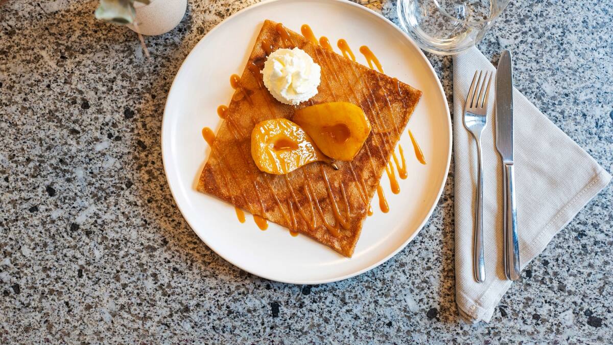 Crêpes au caramel beurre salé et poires pochées | Illustré