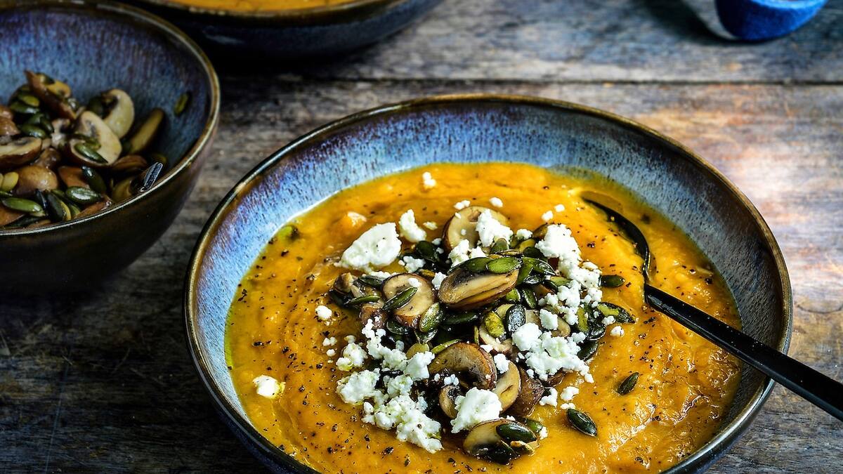 Recette de soupe au potiron, champignons et feta | Illustré