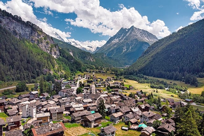 Le Village de l'année: Evolène et son carnaval ou Cressier et sa Fête ...