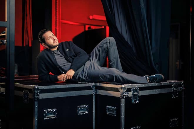 Rencontre avec Alexandre Kominek, l’humoriste à qui tout réussit | Illustré